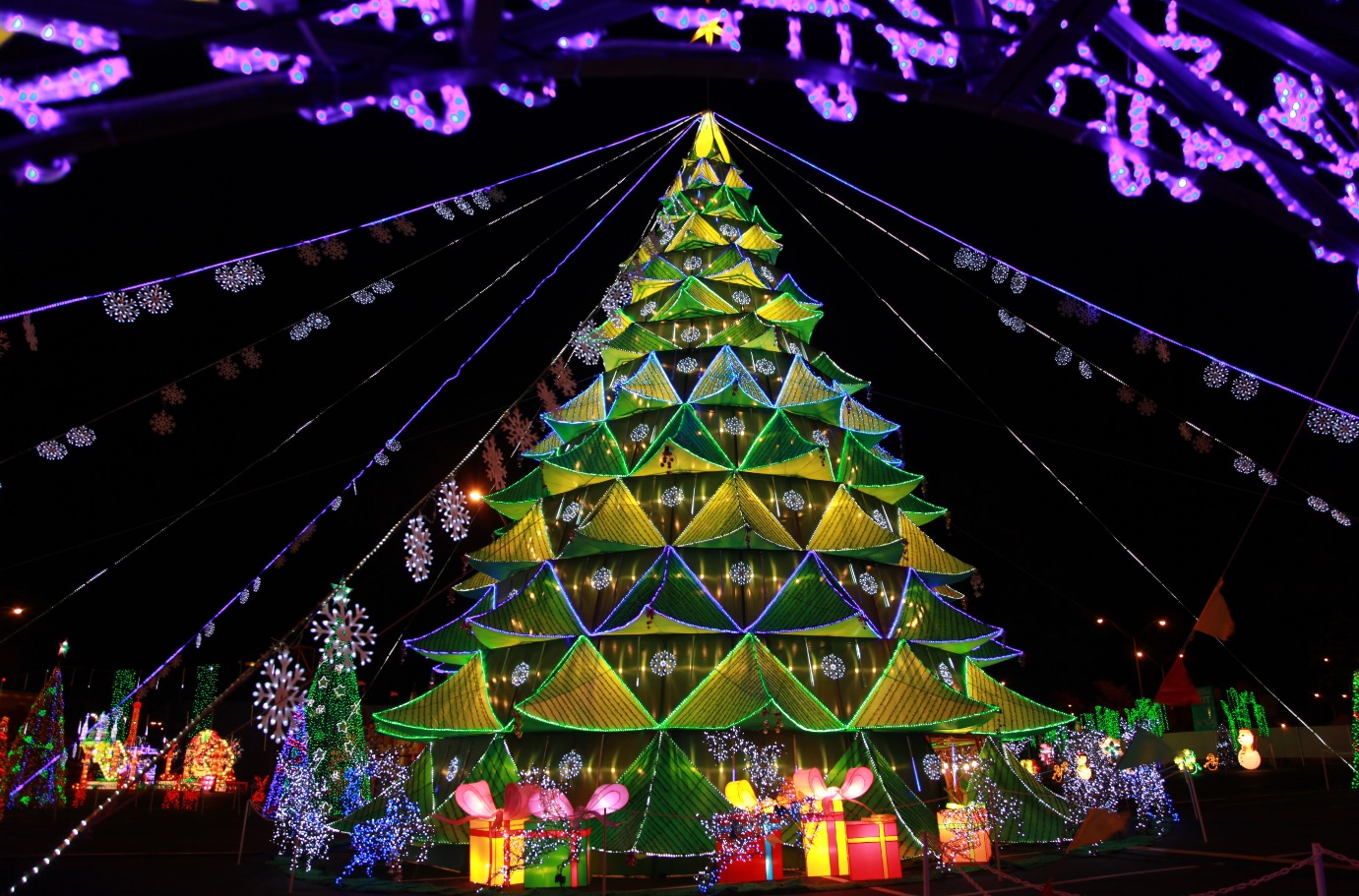 Festive Lighting - Lighting Up The Globe - Retail & Leisure International