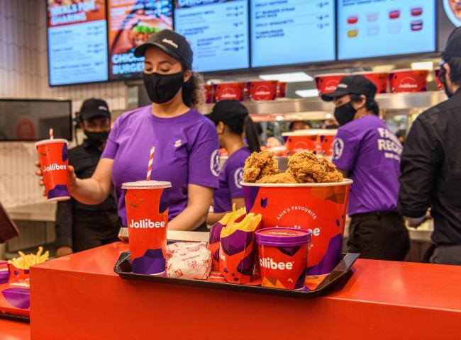 First Jollibee Opens In Scotland To Long Lines Of Fried Chicken Fans ...